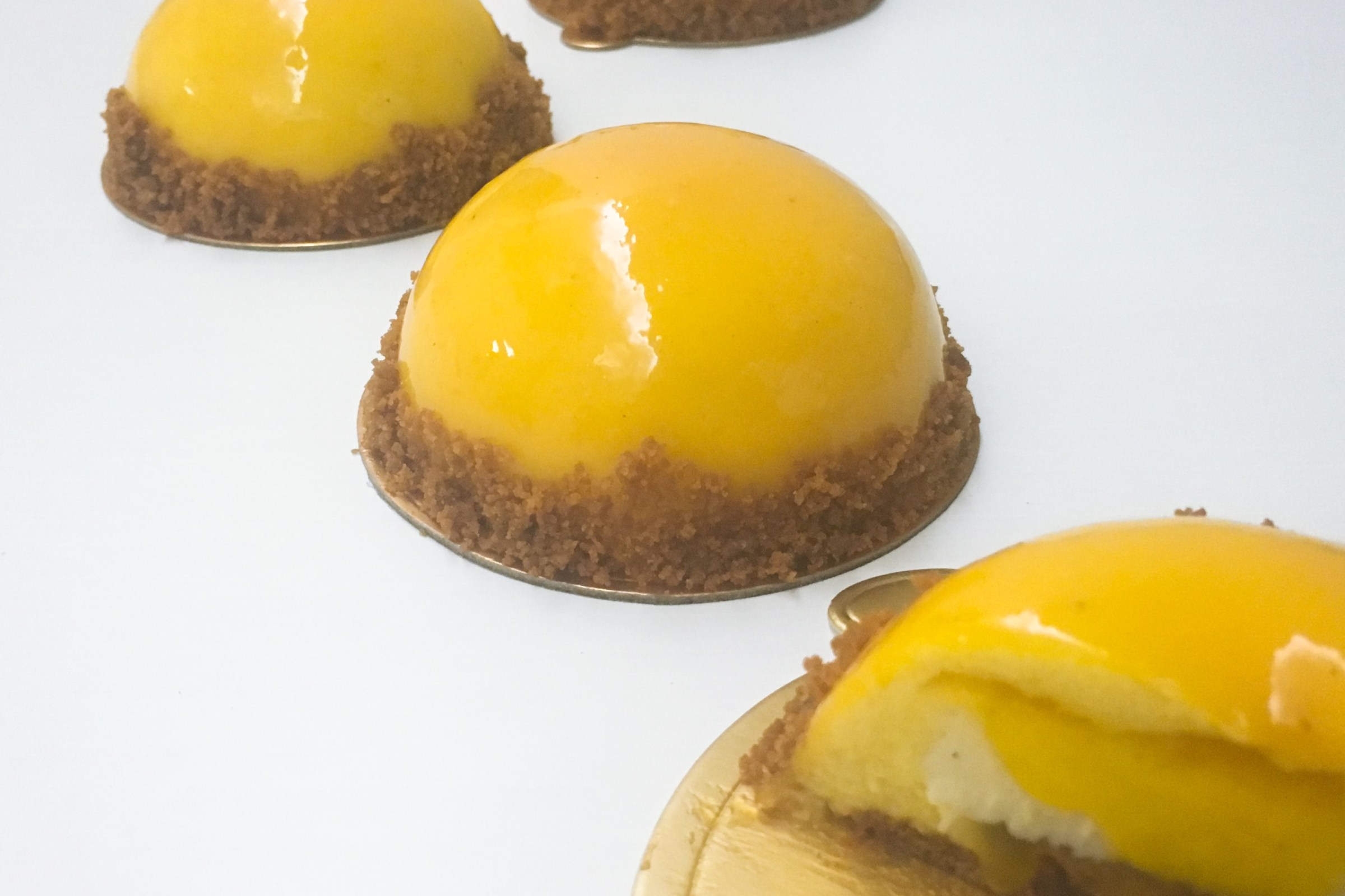 mango mirror glaze – Whatever it bakes