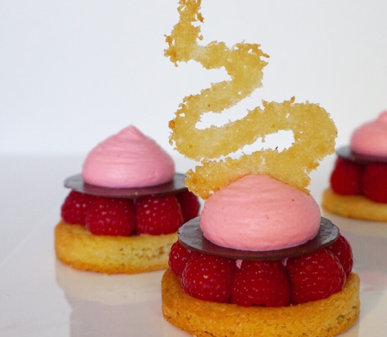 Recipe: Raspberry tart with apple chip – Whatever it bakes